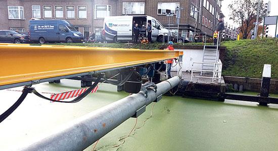 Noodkering onder de Geestbrug getest - Haagmedia